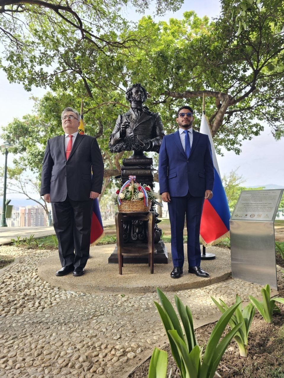 En Caracas con ofrenda ante busto de Alexandr Pushkin celebran Día de ...